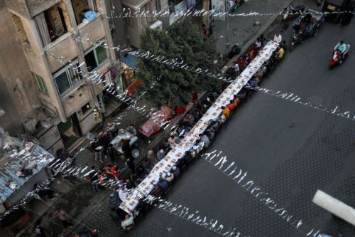 Indahnya Berbagi Dalam Tradisi Meja Panjang Saat Ramadan di Mesir